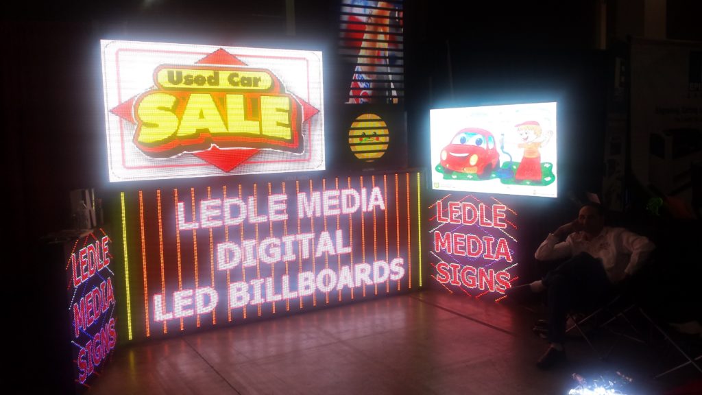 LED Window Scrolling Signs – LEDLE Media